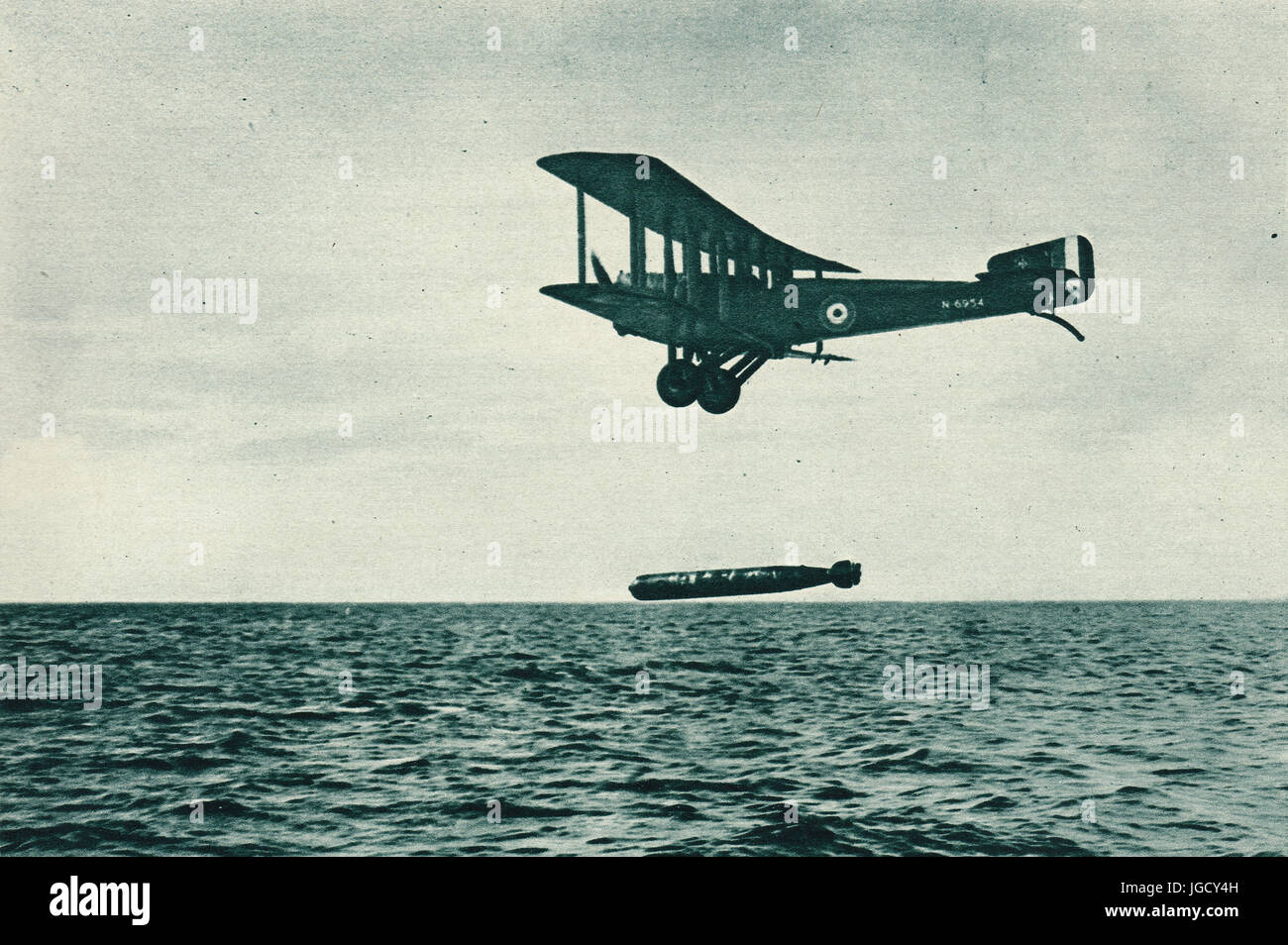 RAF Torpedo plane releasing, 1918 Stock Photo - Alamy