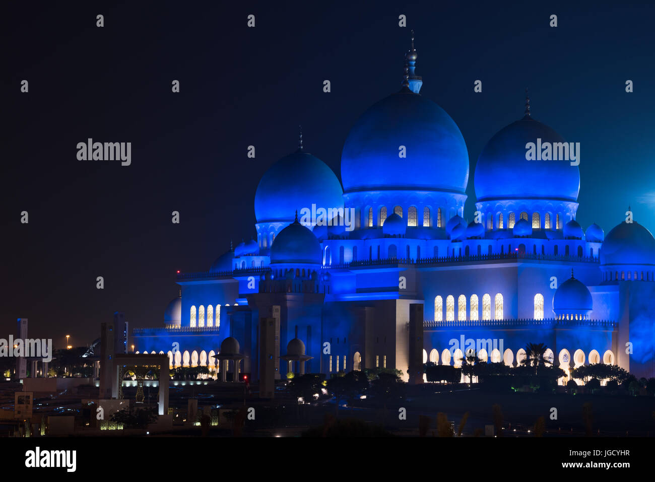 View of famous Sheikh Zayed White Mosque in Abu Dhabi, UAE at night ...