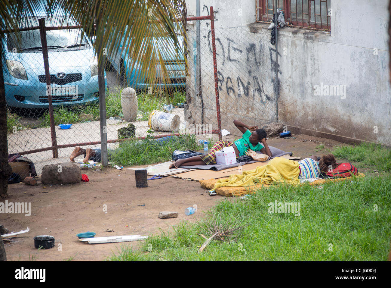 Homeless africa woman hi-res stock photography and images - Alamy