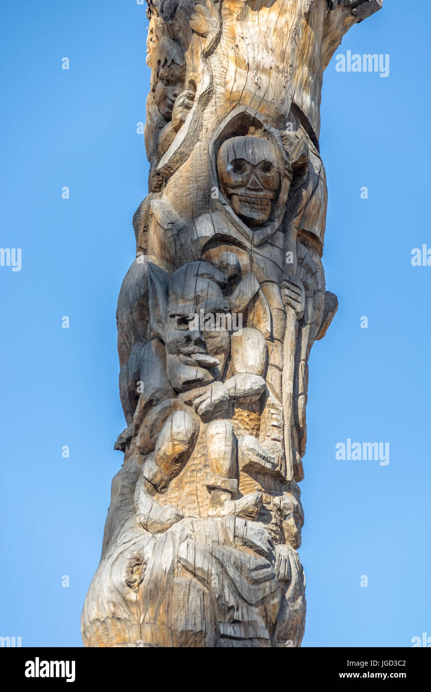 Modern totem pole hi-res stock photography and images - Alamy