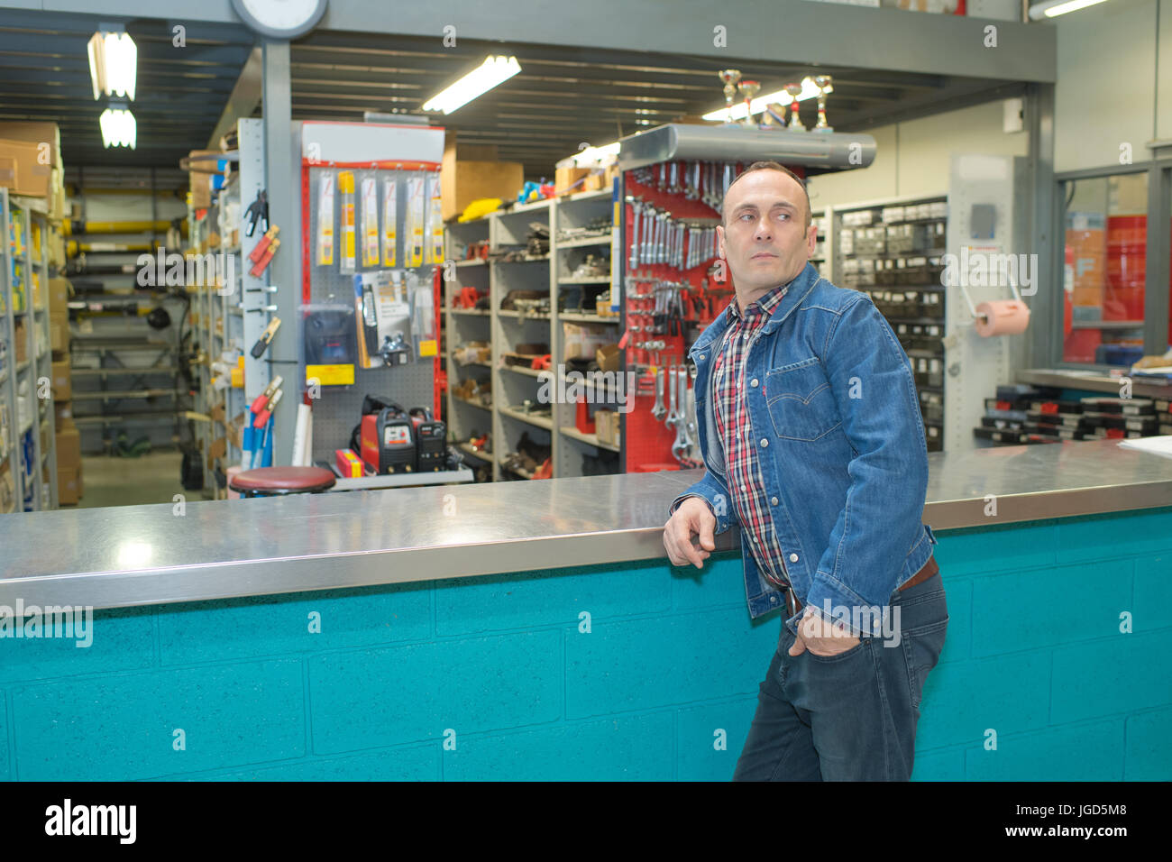 man waiting for assistance at a counter of a shop Stock Photo - Alamy