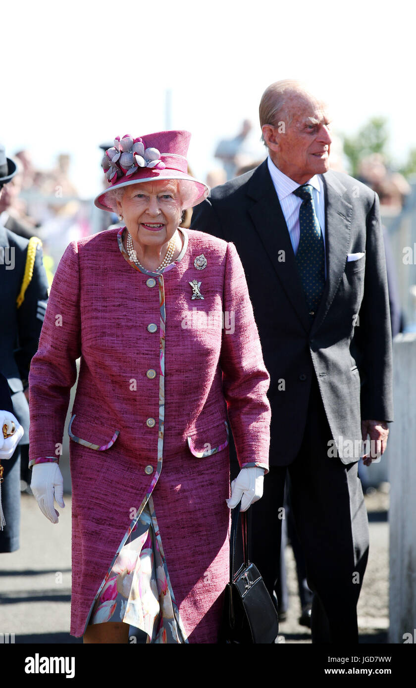 Queen Elizabeth II and the Duke of Edinburgh travel by boat to The ...