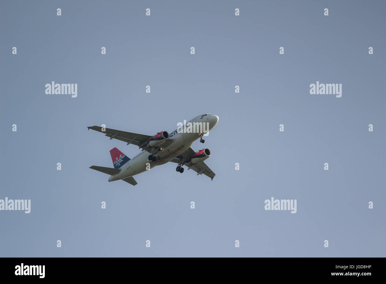 Airplane flying low altitude landing hi-res stock photography and ...
