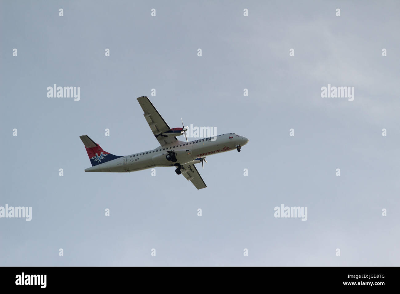 Twin engine propeller passenger plane hi-res stock photography and ...