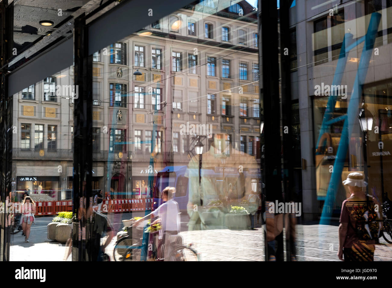 Shopping window reflection hi-res stock photography and images - Alamy