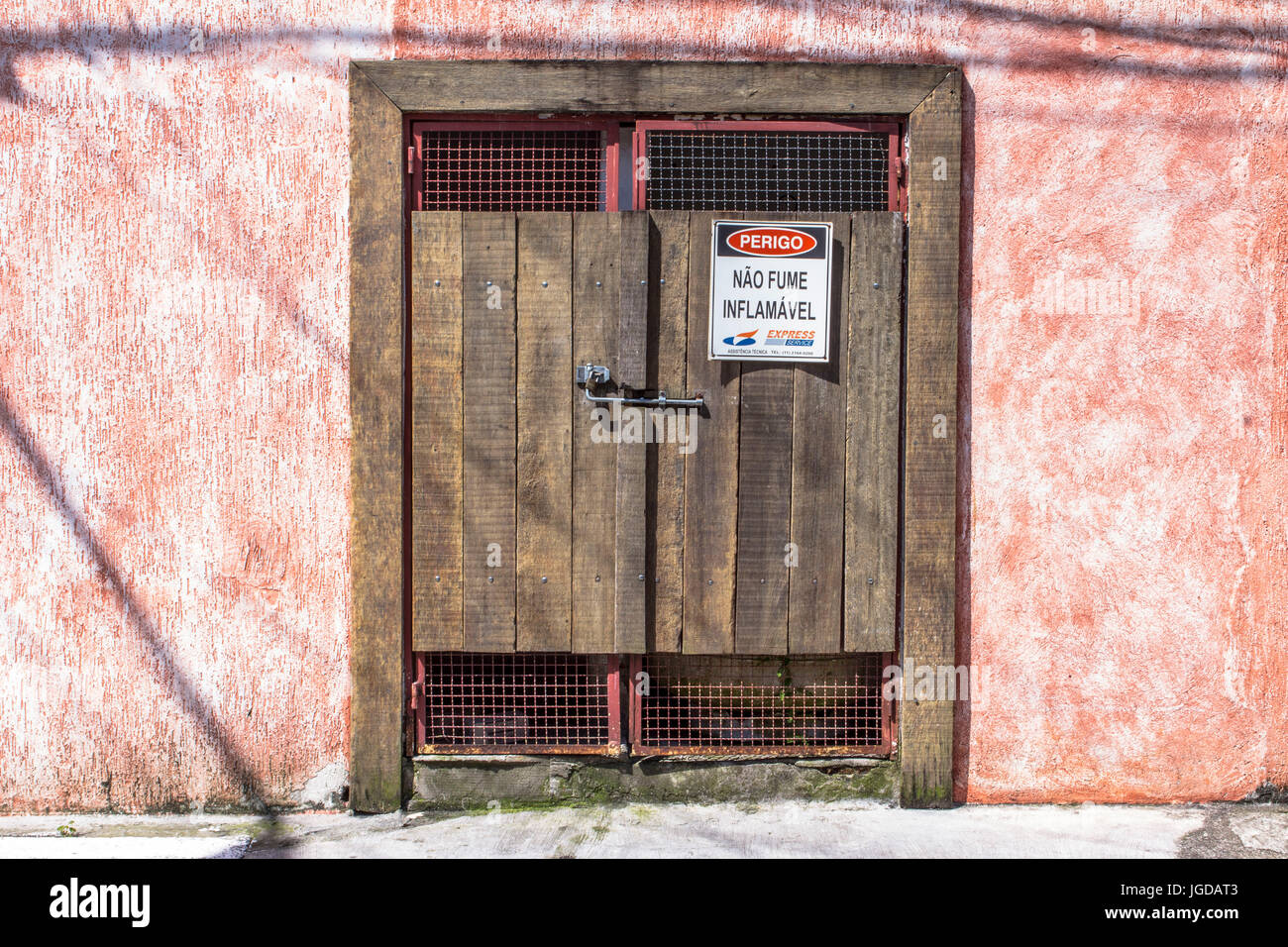 Board doors hi-res stock photography and images - Alamy