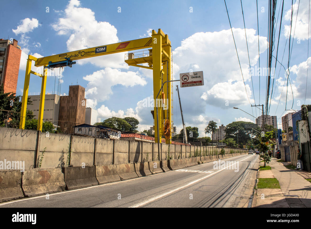 Line 5 lilac hi-res stock photography and images - Alamy