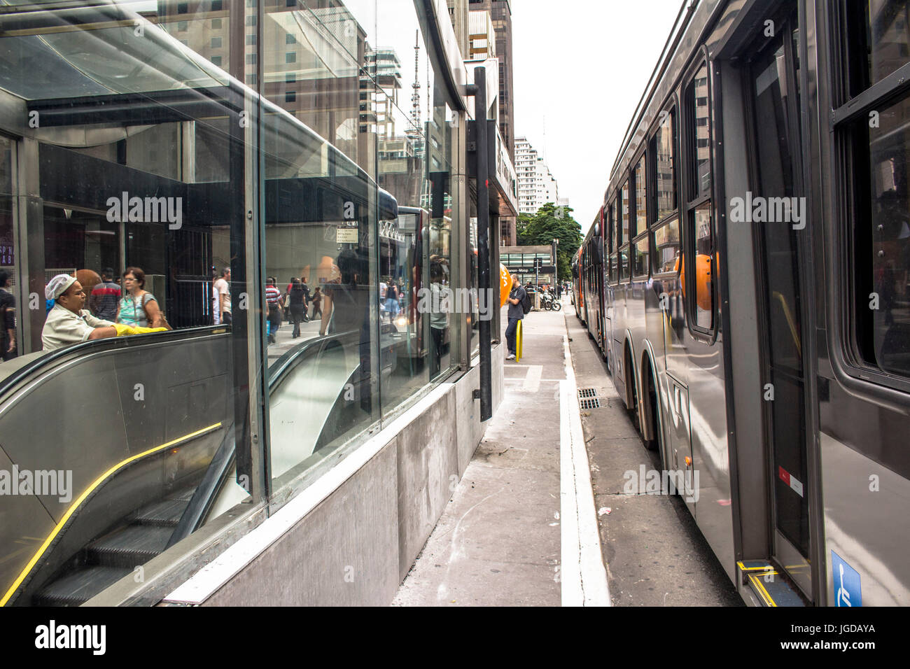 Queue pole hi-res stock photography and images - Alamy