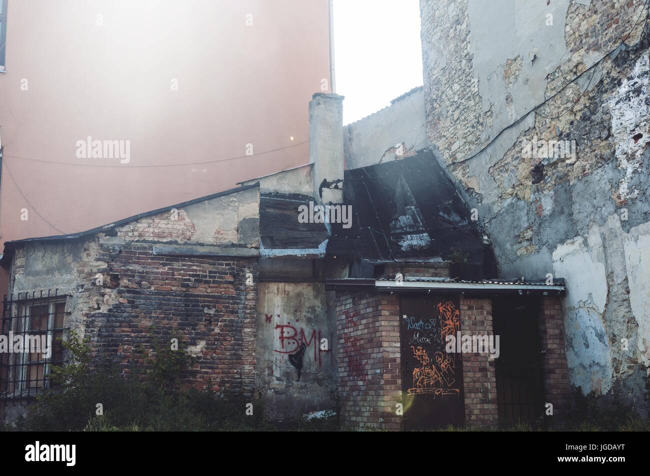 a building in ruin in poor dangerous neighbourhood Stock Photo - Alamy
