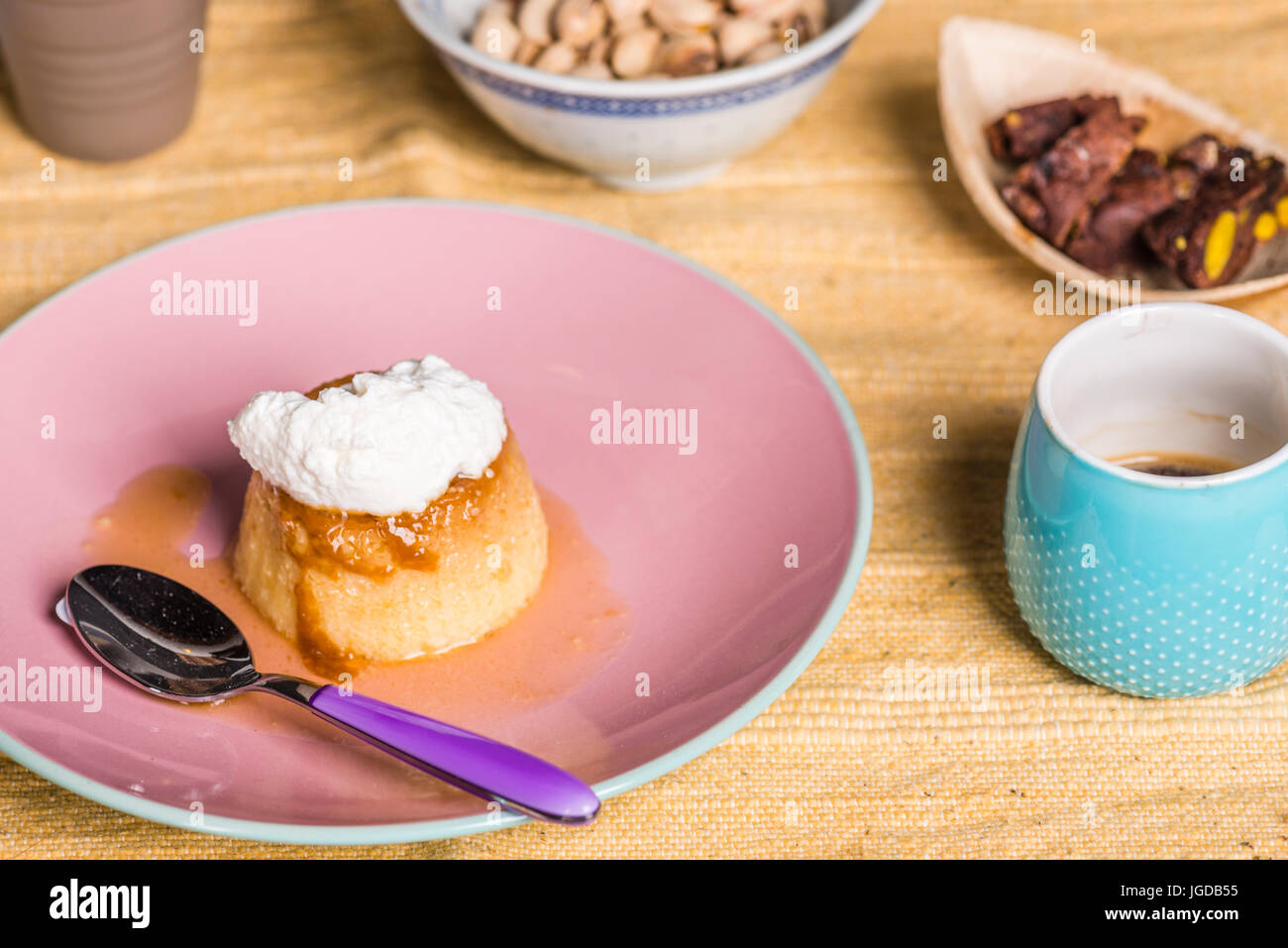 Flan dulce de leche hi-res stock photography and images - Alamy