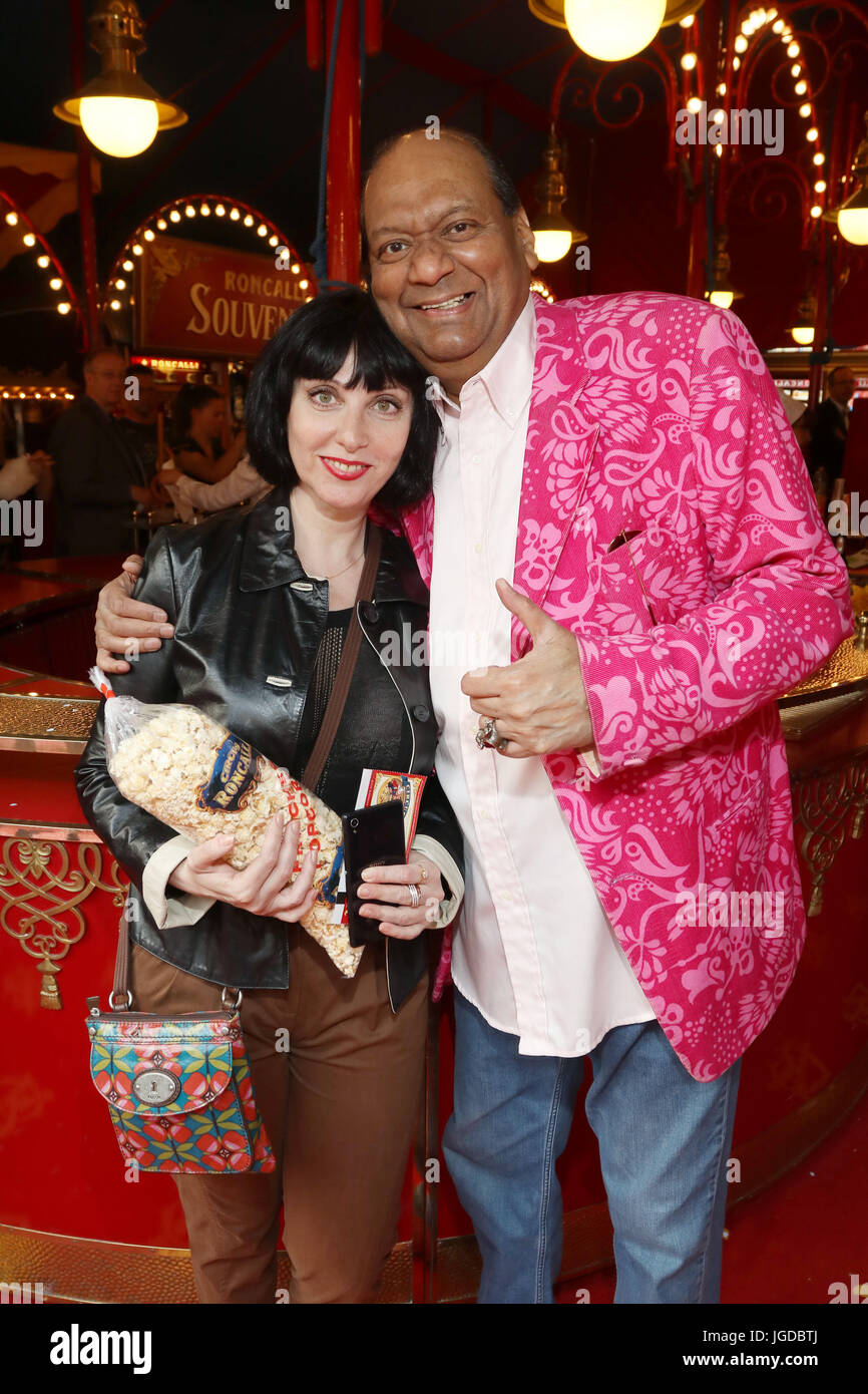 Roncalli Circus Premiere in Hamburg Featuring: Mike Washington Where: Hamburg, Germany When: 04 ...