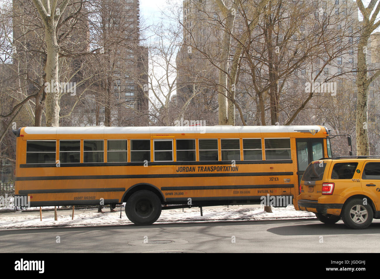 School bus, Fifth avenue, Times Square, New York, United States Stock ...