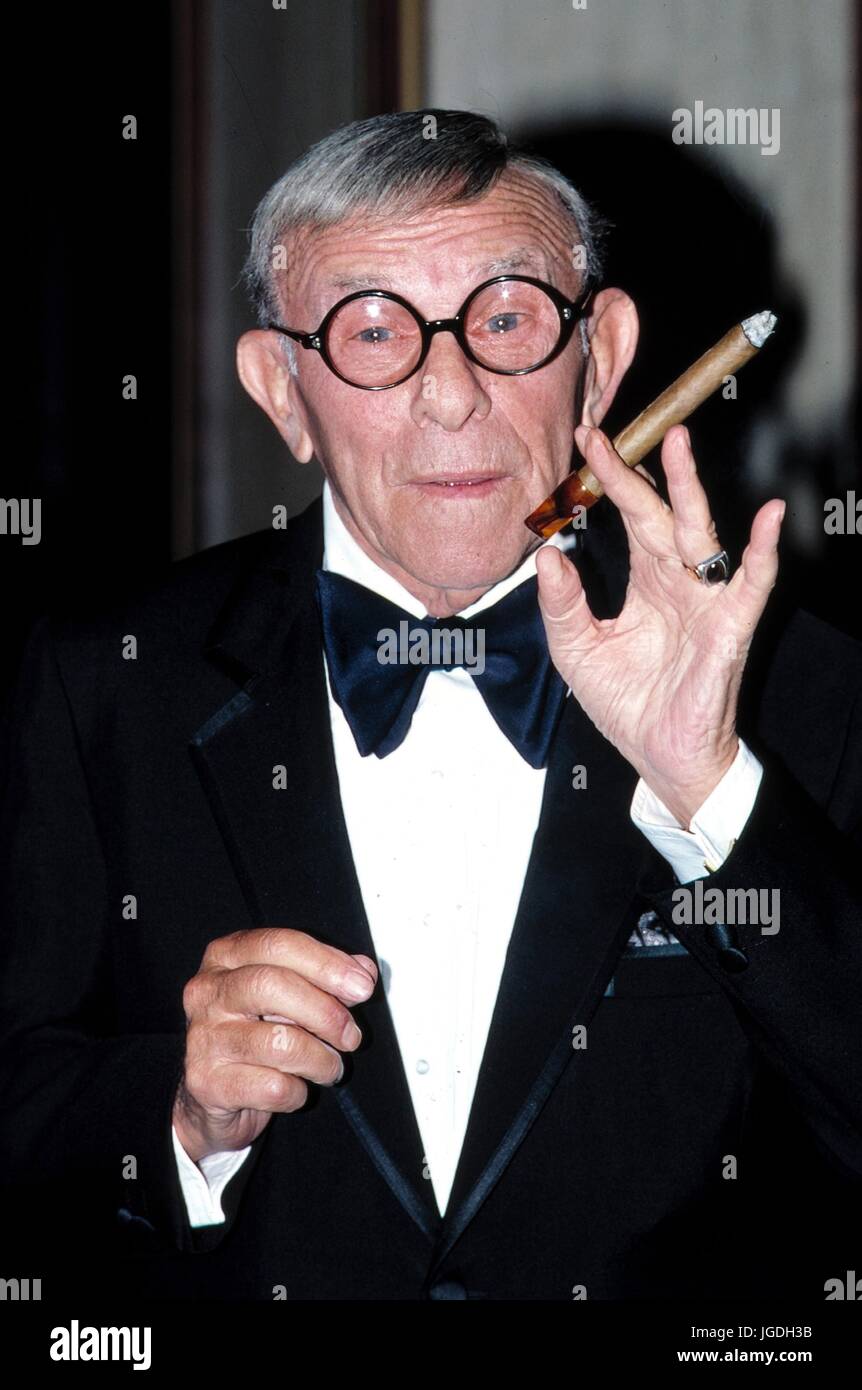 George burns 1990s hi-res stock photography and images - Alamy