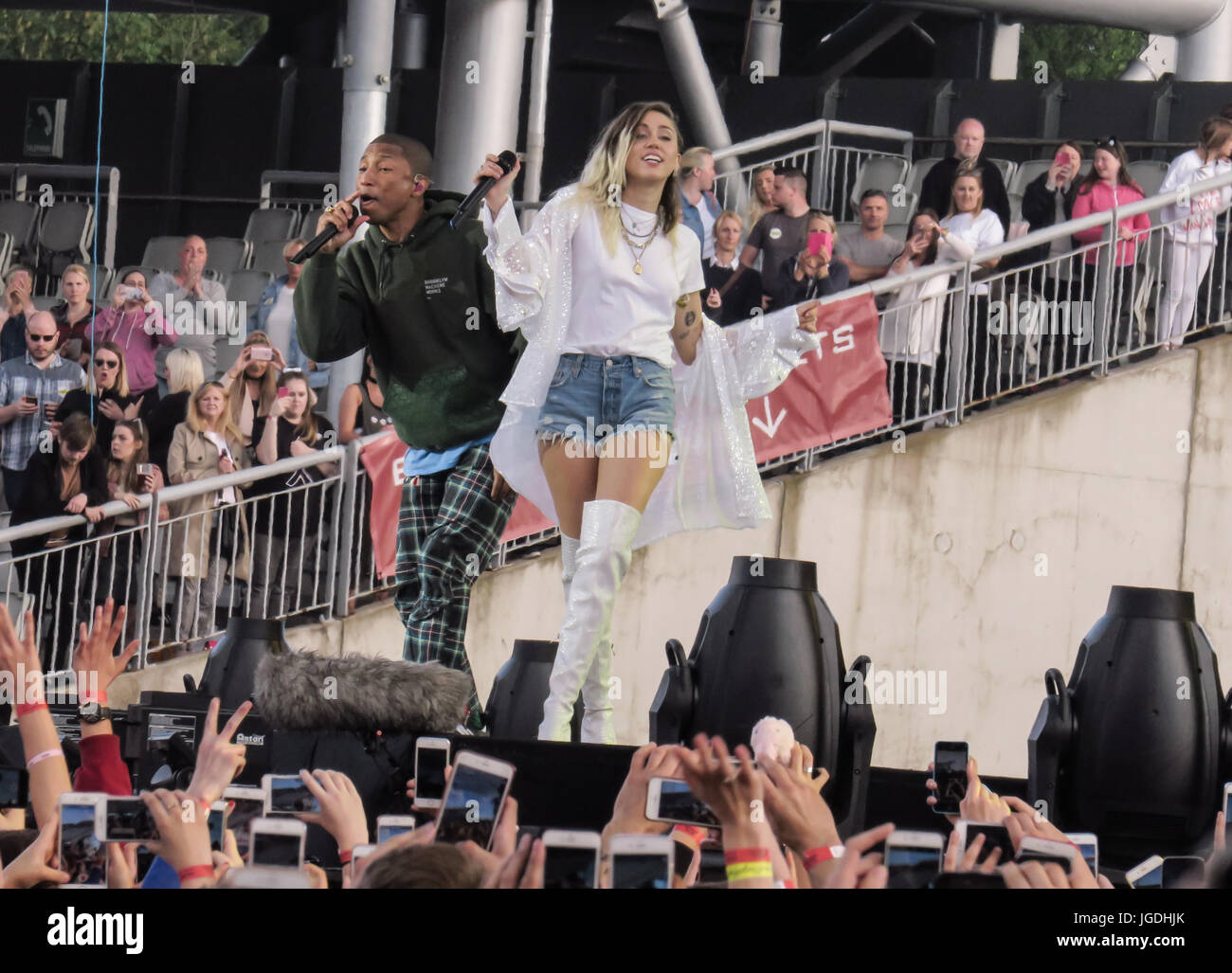 Miley cyrus ariana grande hi-res stock photography and images - Alamy