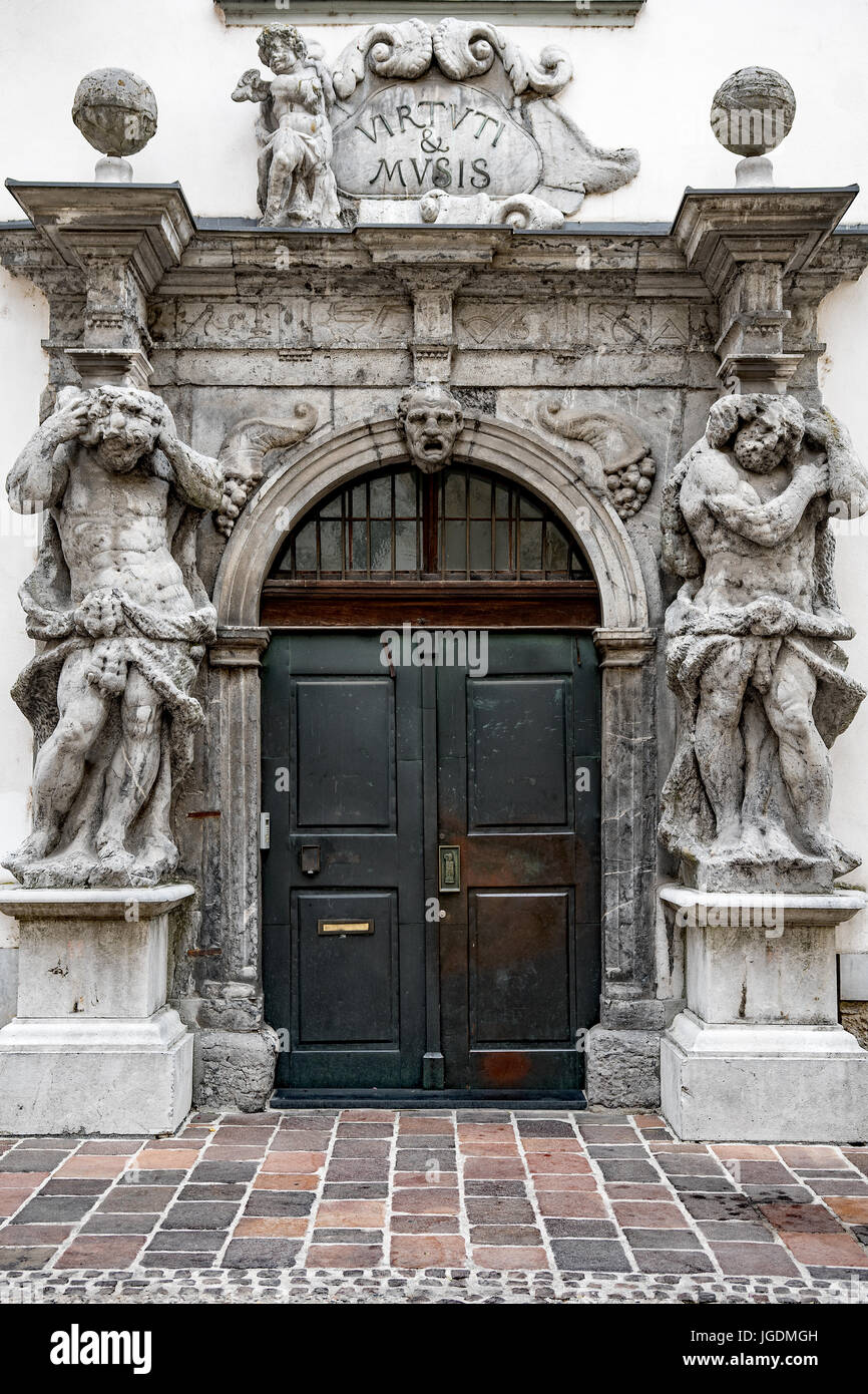 Front door sculpture hi-res stock photography and images - Alamy