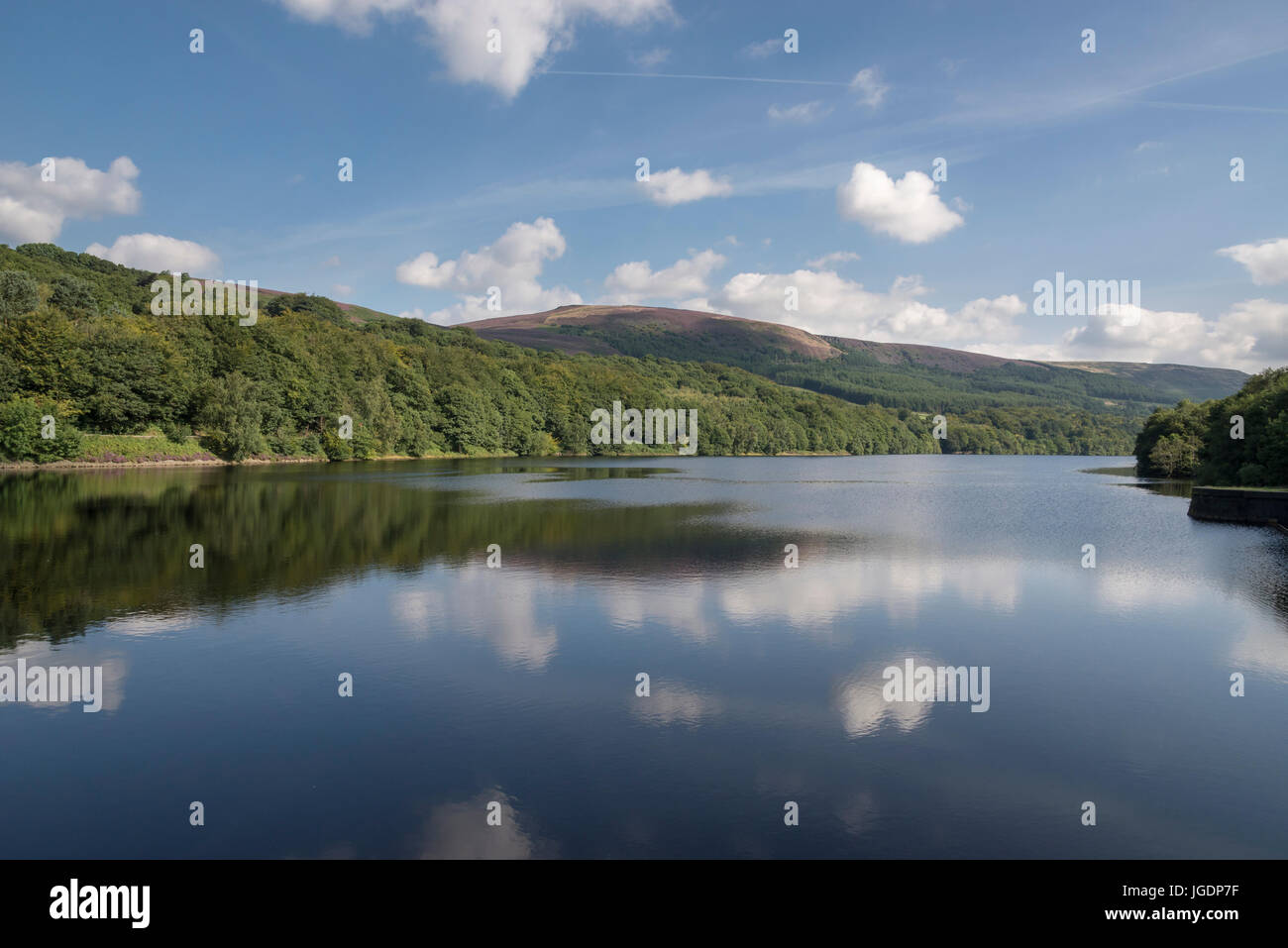 Sunny day at Valehouse reservoir in the Longdendale valley, Glossop ...