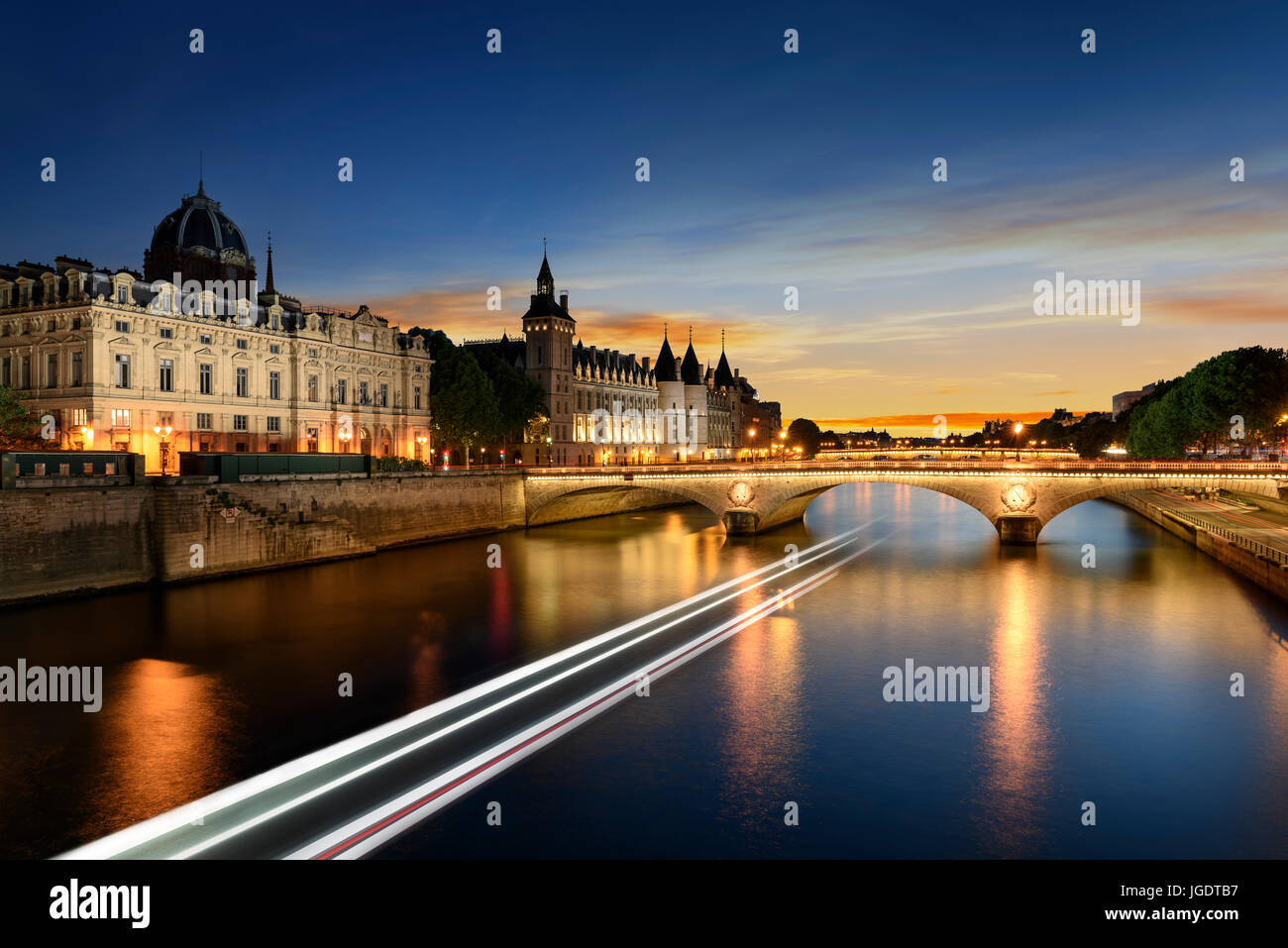 Pont neuf bridge river seine night view hi-res stock photography and ...