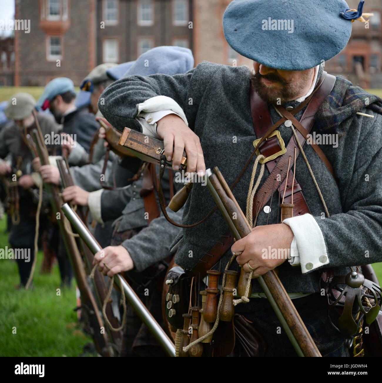 The Sealed Knot re-enactment group, loading muskets Stock Photo - Alamy