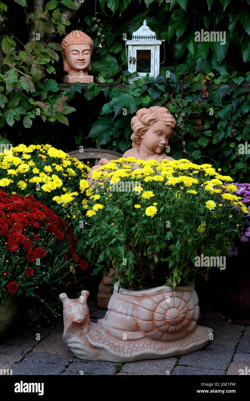Garden figure with different chrysanthemums, Gartenfigur mit ...