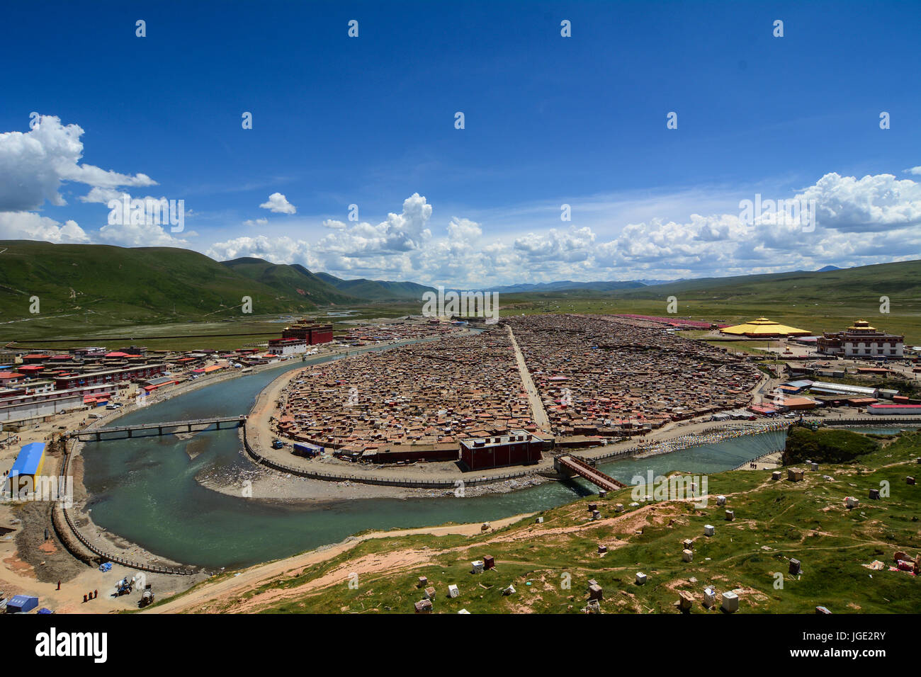 View of the Yarchen Gar Monastery with many shacks for monks in Garze ...
