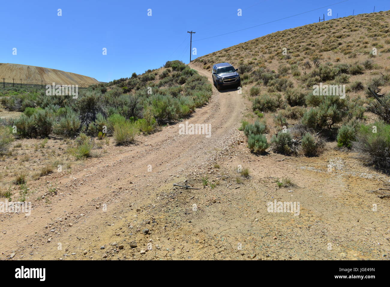 A Chevrolet Tahoe going down a steep hill in Nevada Stock Photo - Alamy