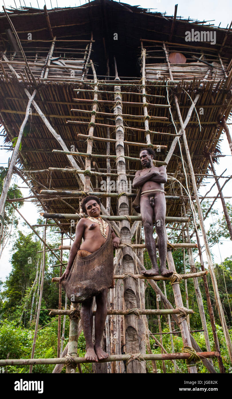 Korowai tribe men new guinea hi-res stock photography and images - Alamy
