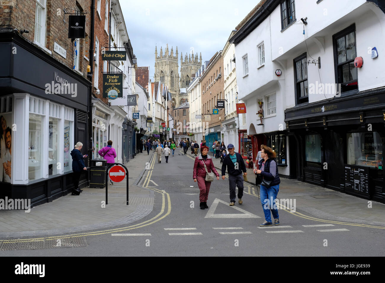 English streets hi-res stock photography and images - Alamy