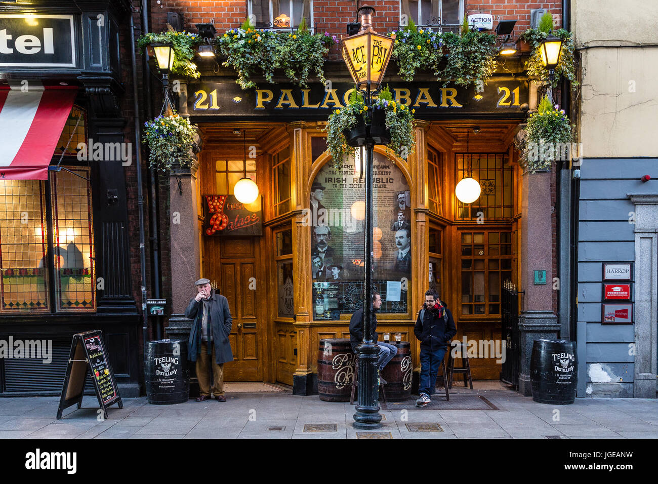 The palace bar hi-res stock photography and images - Alamy