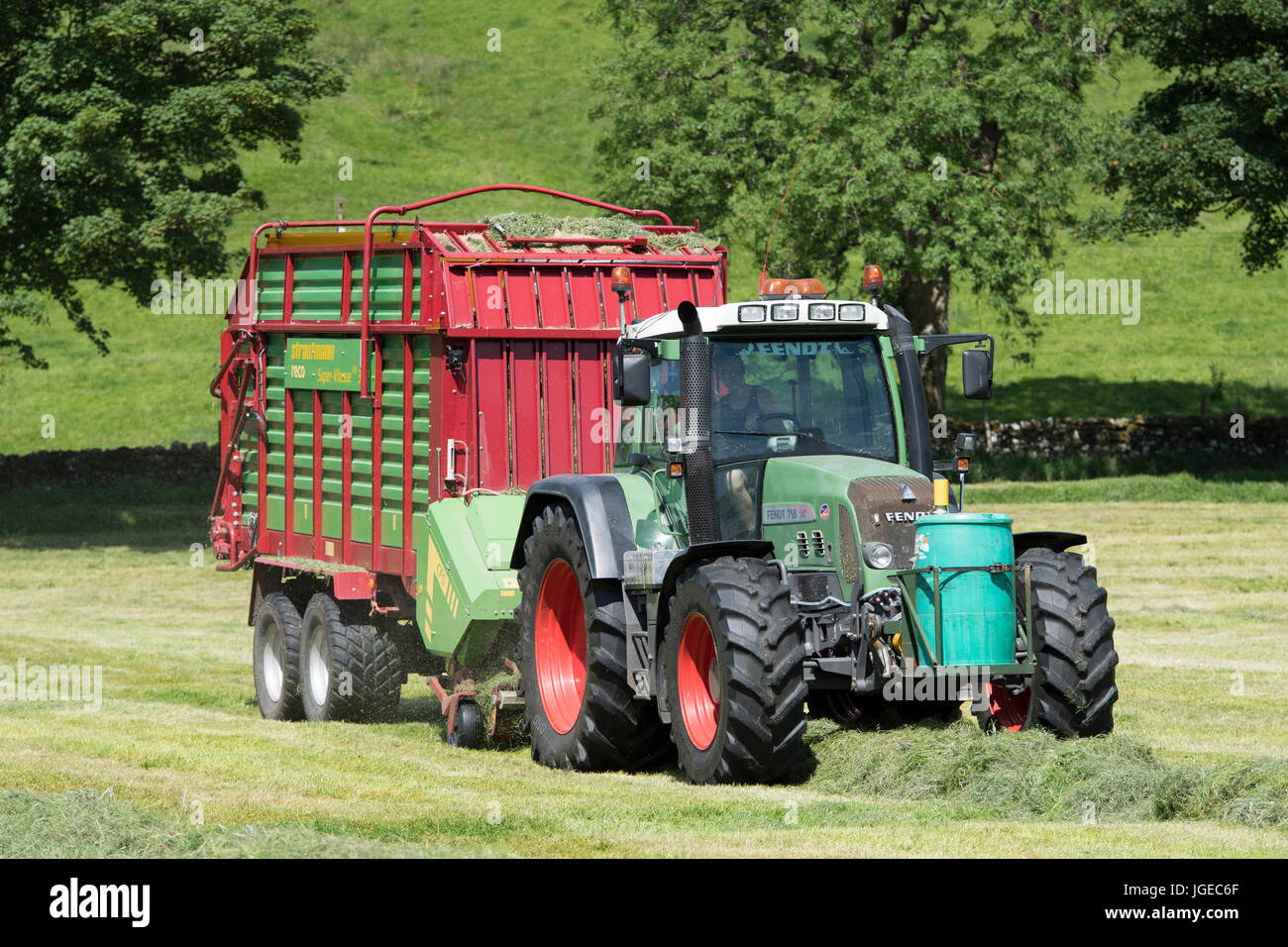 Making silage crop in the Yorkshire Dales with a Strautmann Forage ...
