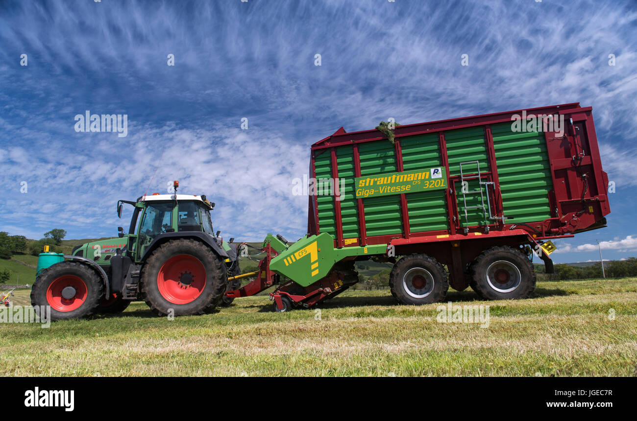 Making silage crop in the Yorkshire Dales with a Strautmann Forage ...