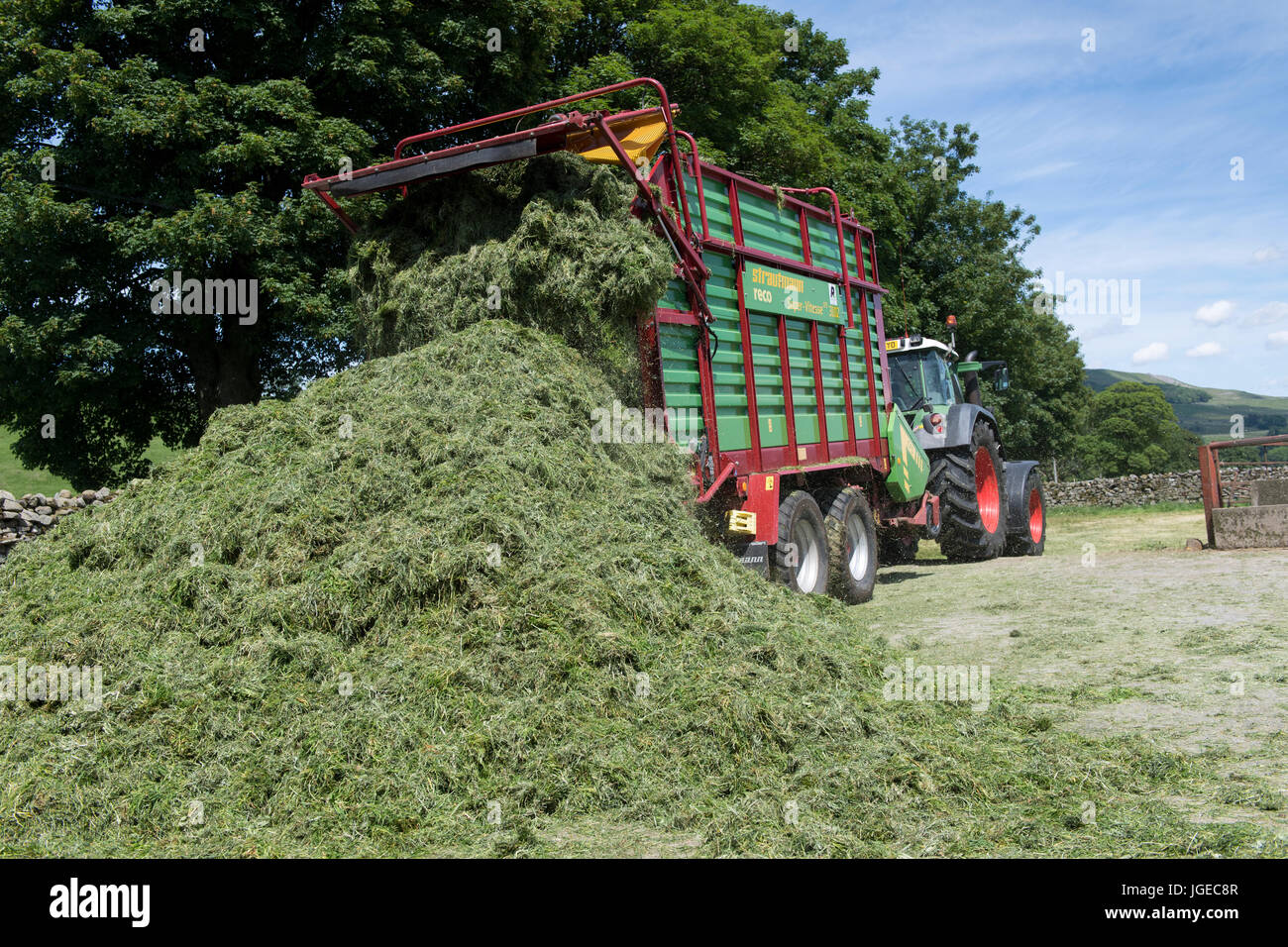 Making silage crop in the Yorkshire Dales with a Strautmann Forage ...