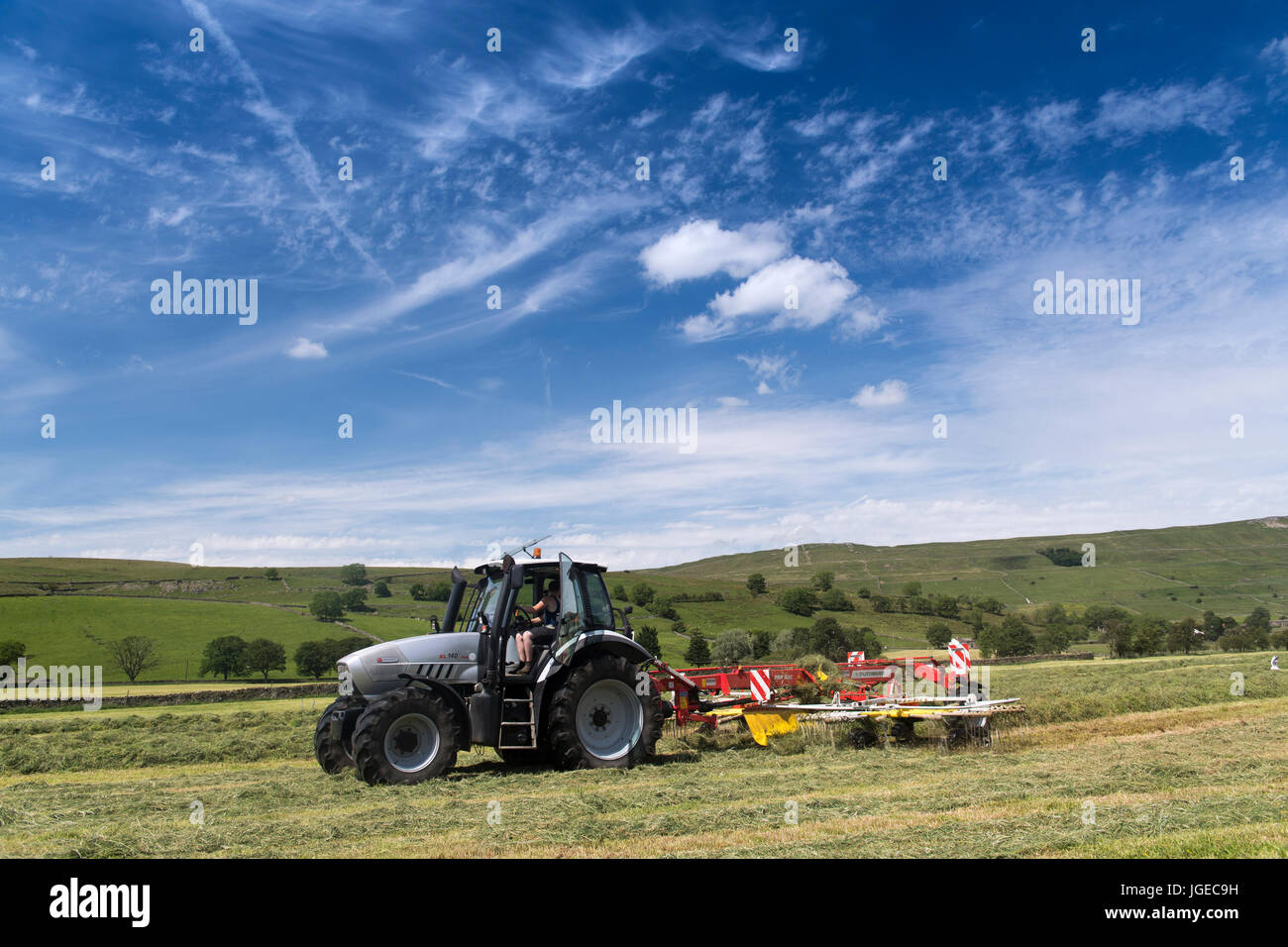 Pulling up grass hi-res stock photography and images - Alamy