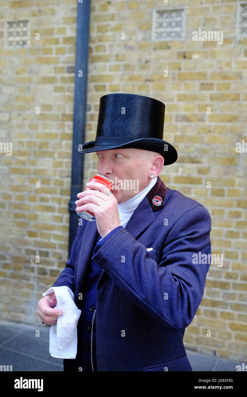Seller of top hats in Spitalfields Market in London's East End Stock ...