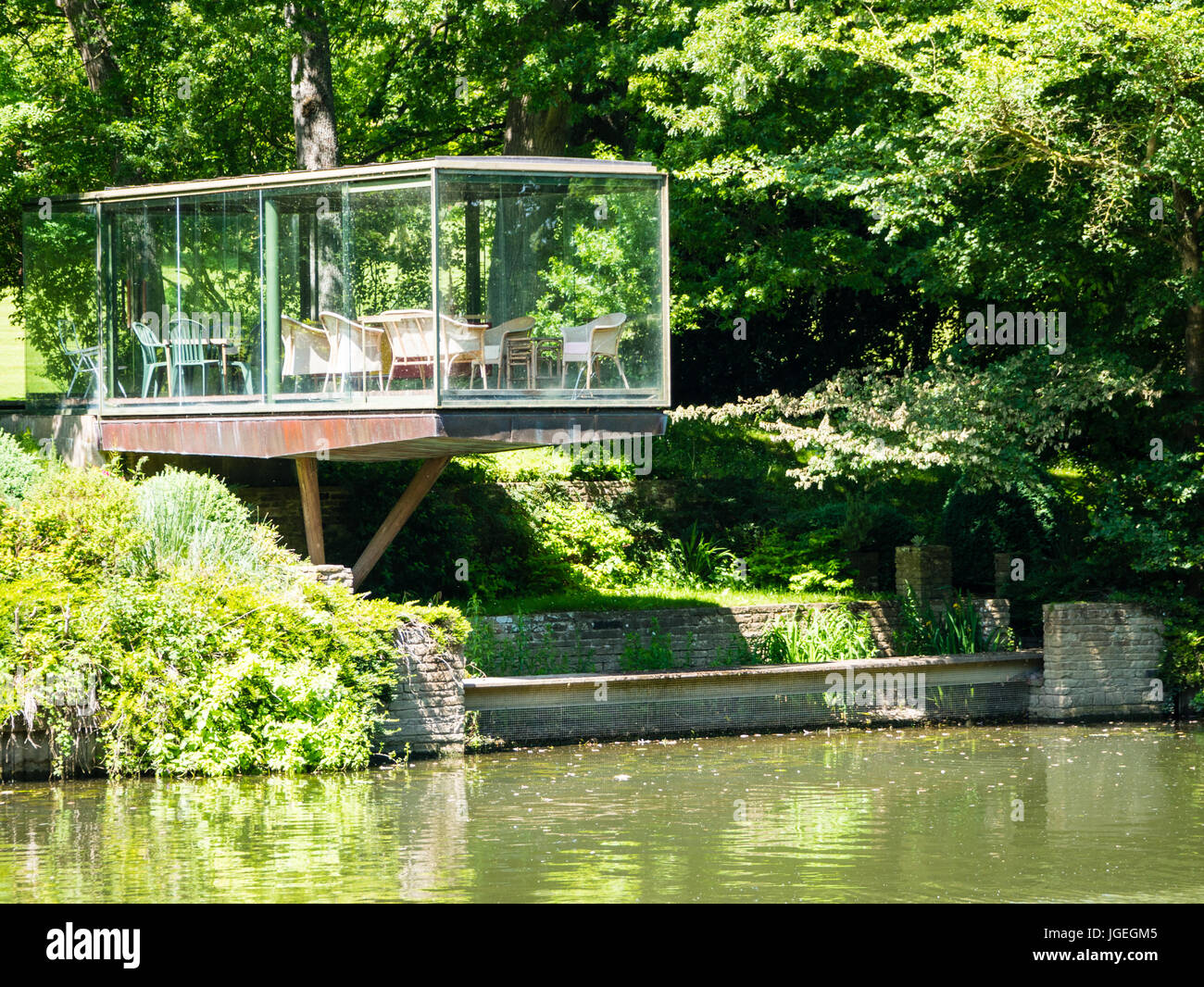 Overhanging building hi-res stock photography and images - Alamy
