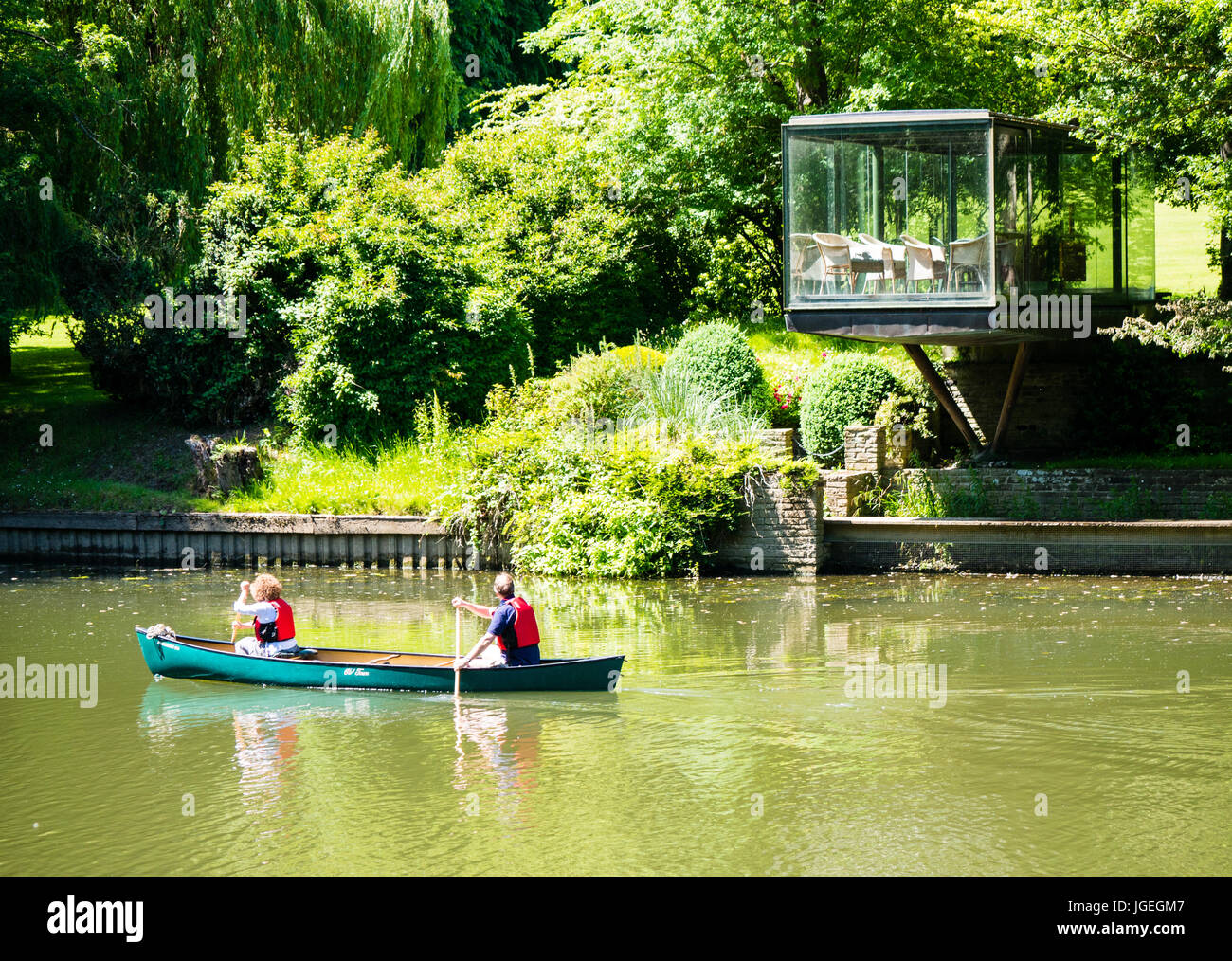 Glass building overhanging river hi-res stock photography and images ...