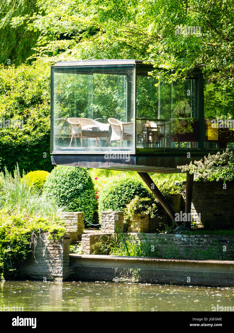 Overhanging building hi-res stock photography and images - Alamy