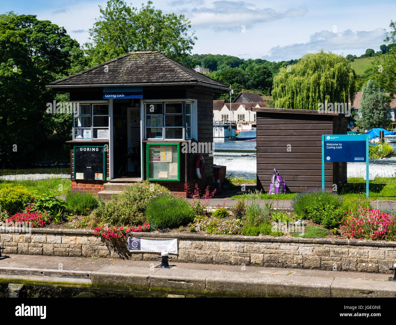 Goring Lock, River Thames, Goring-on-Thames, Oxfordshire, England Stock ...