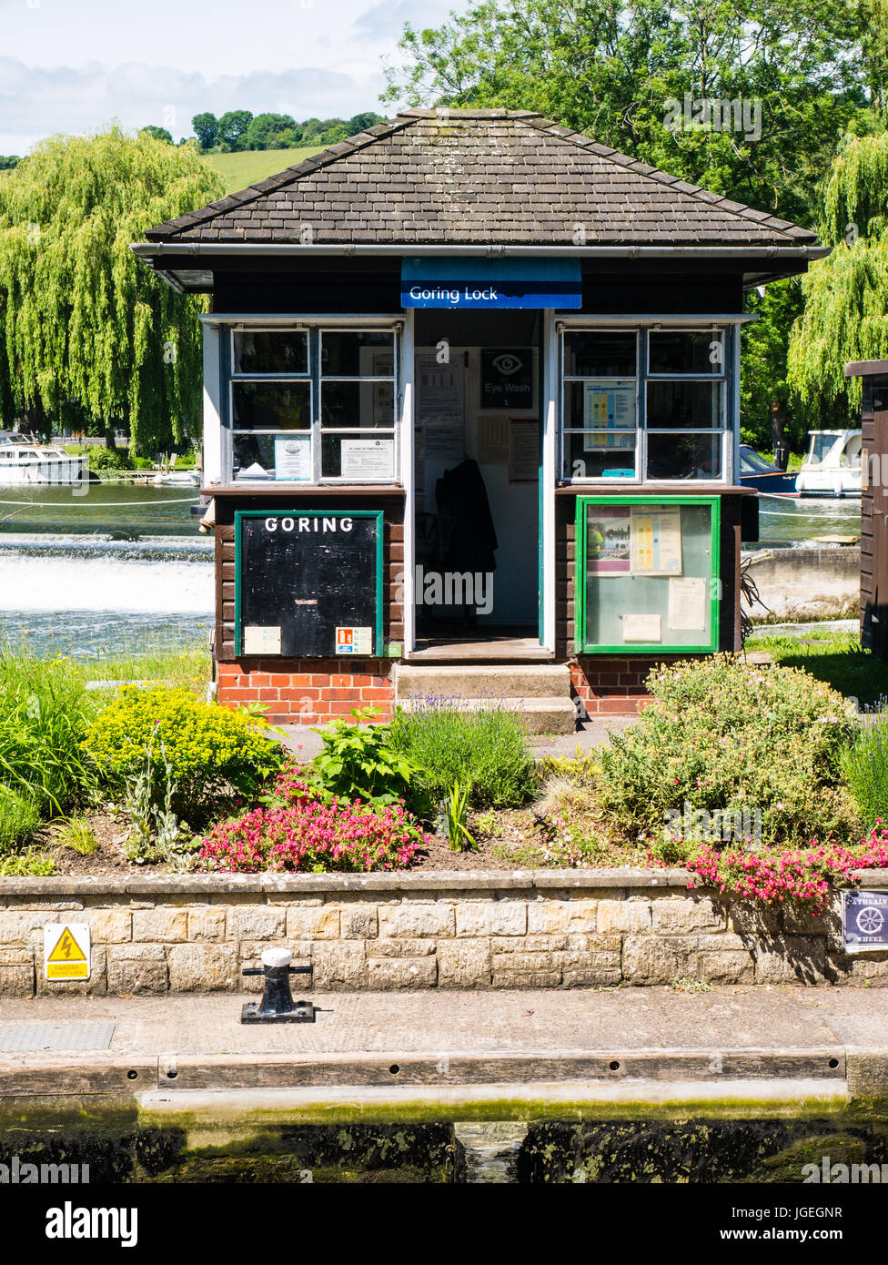 Goring Lock, River Thames, Goring-on-Thames, Oxfordshire, England Stock ...