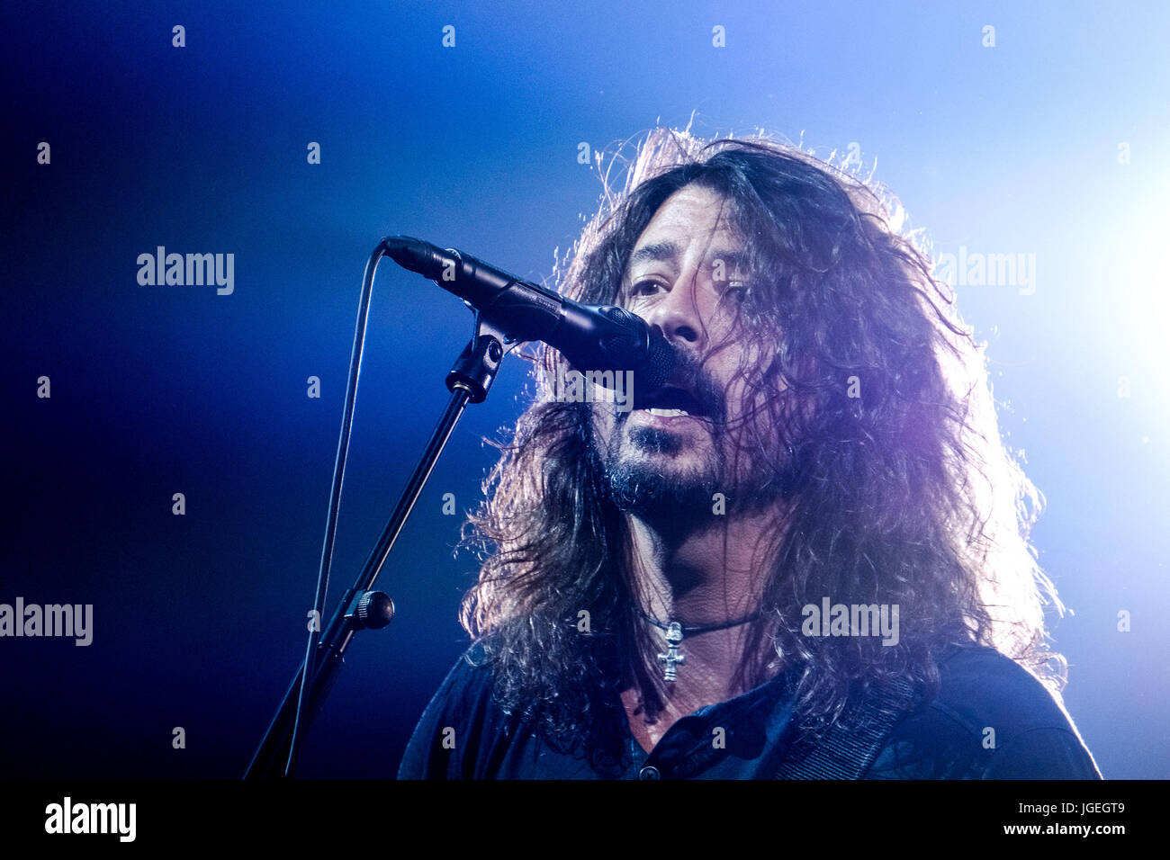 Is foo fighters lead singer hi-res stock photography and images - Alamy