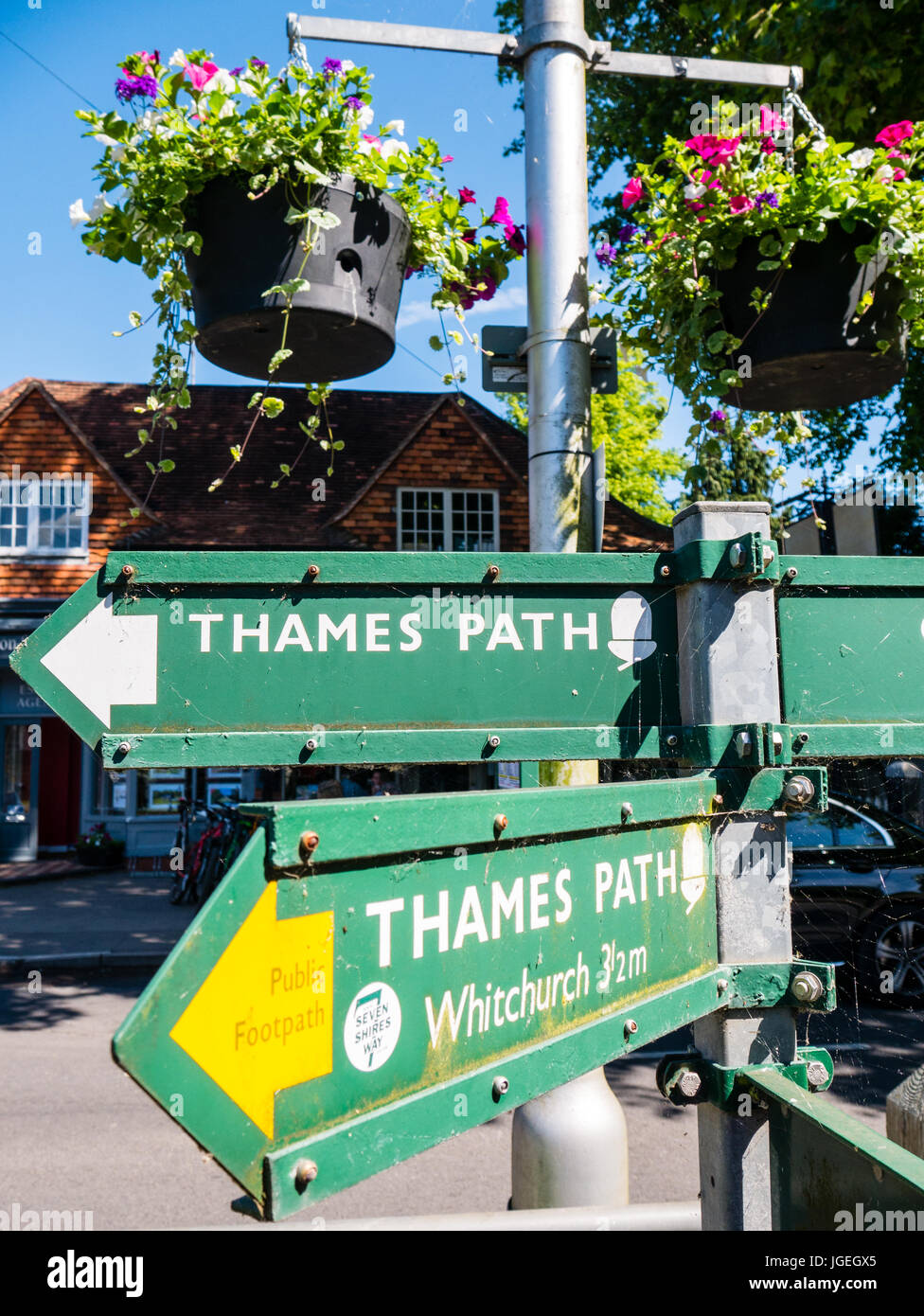 Thames Path Sign, Goring-on-Thames, Oxfordshire, England Stock Photo ...
