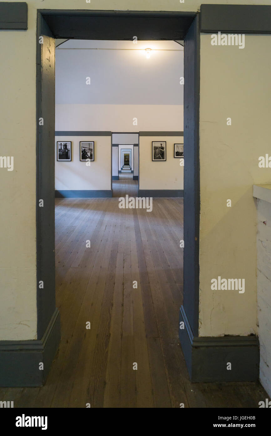 Empty room with doorways stretching far away Stock Photo - Alamy