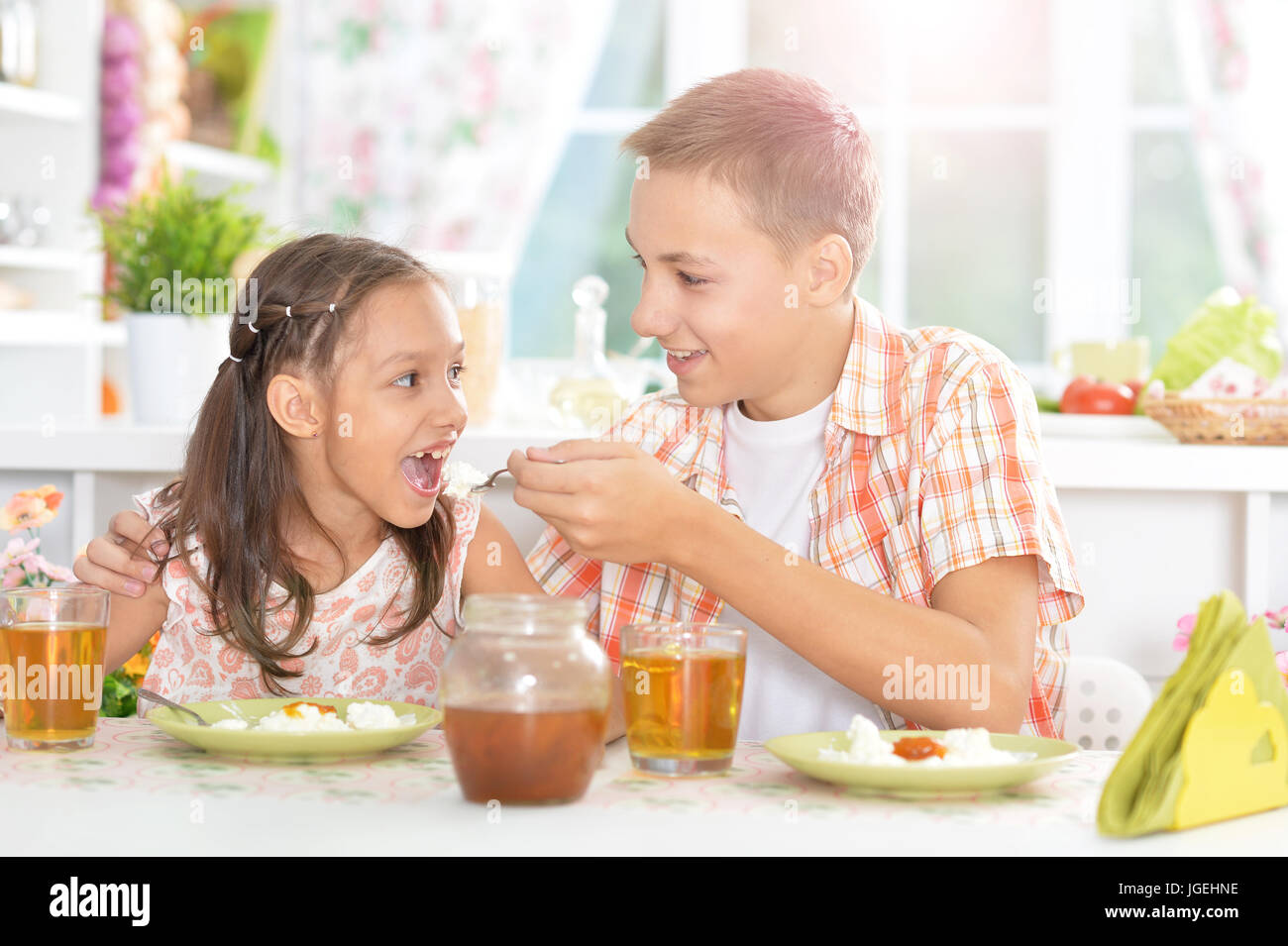 happy kids having breakfast Stock Photo - Alamy