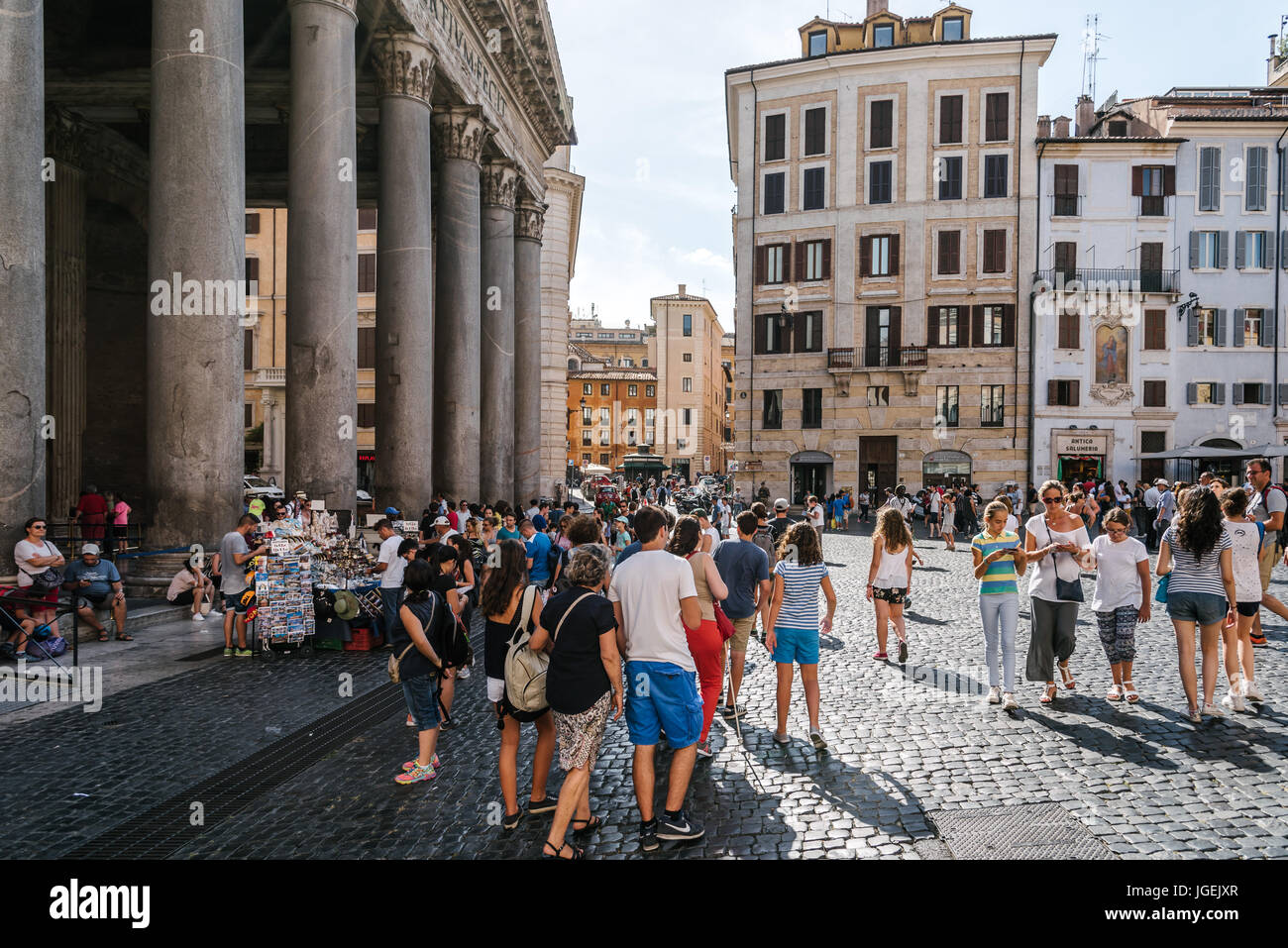 Rome italy pantheon crowd tourists hi-res stock photography and images ...