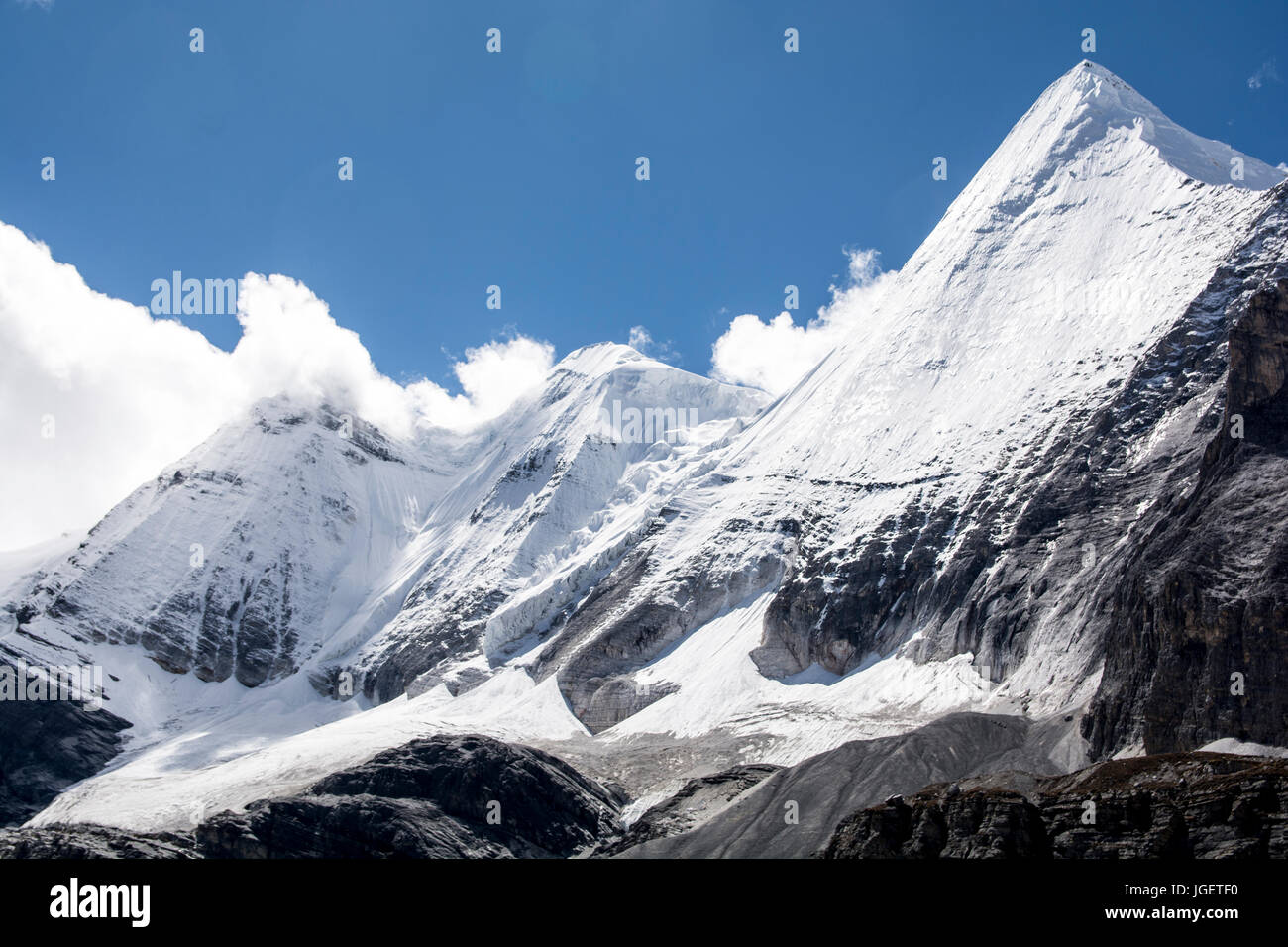 Beautiful snowy mountains of Yading, Sichuan, China Stock Photo - Alamy