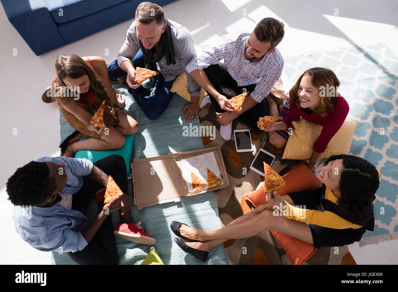 Group executive eating pizza hi-res stock photography and images - Alamy