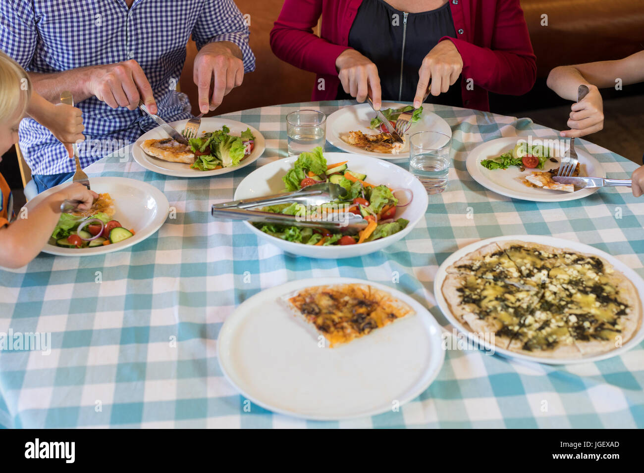 Family eating restaurant pizza hi-res stock photography and images - Alamy