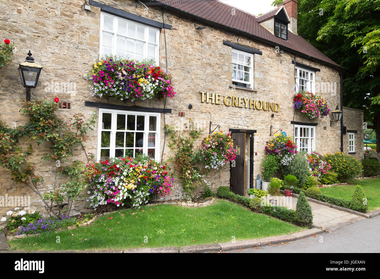 Pub with hanging baskets hi-res stock photography and images - Alamy