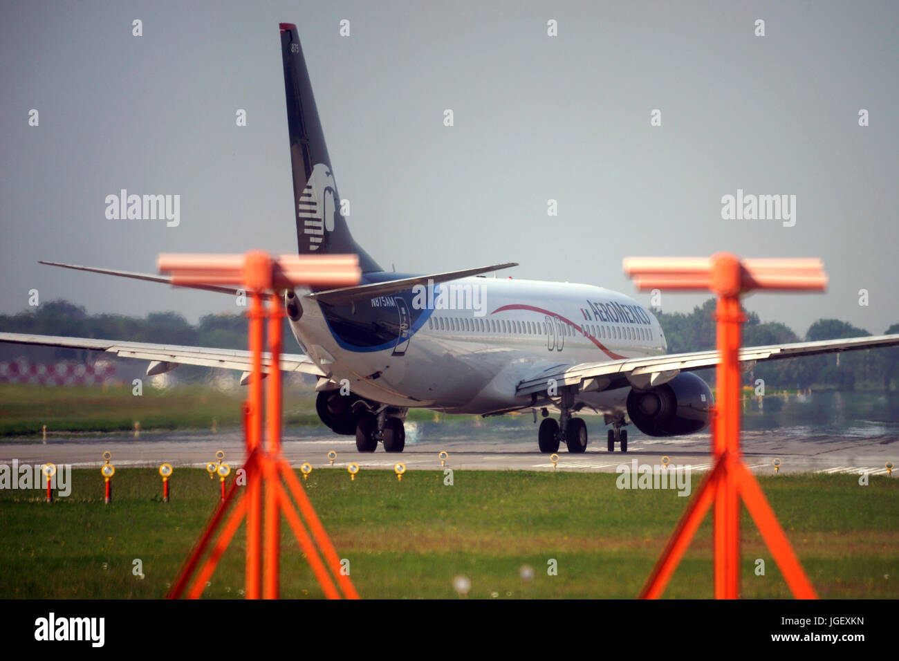 Runway airplane take off hi-res stock photography and images - Alamy