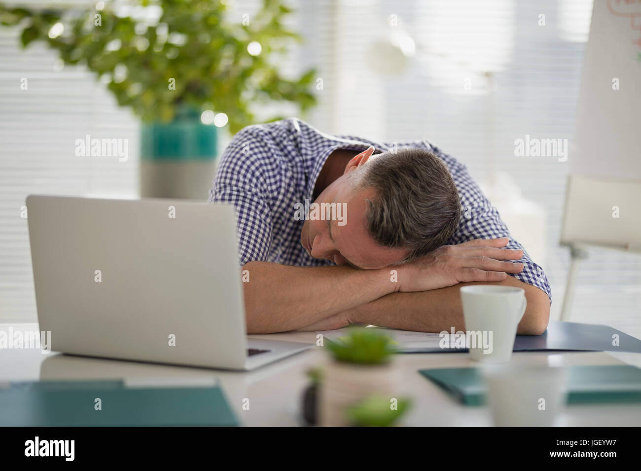 Tired at office desk workload hi-res stock photography and images - Alamy