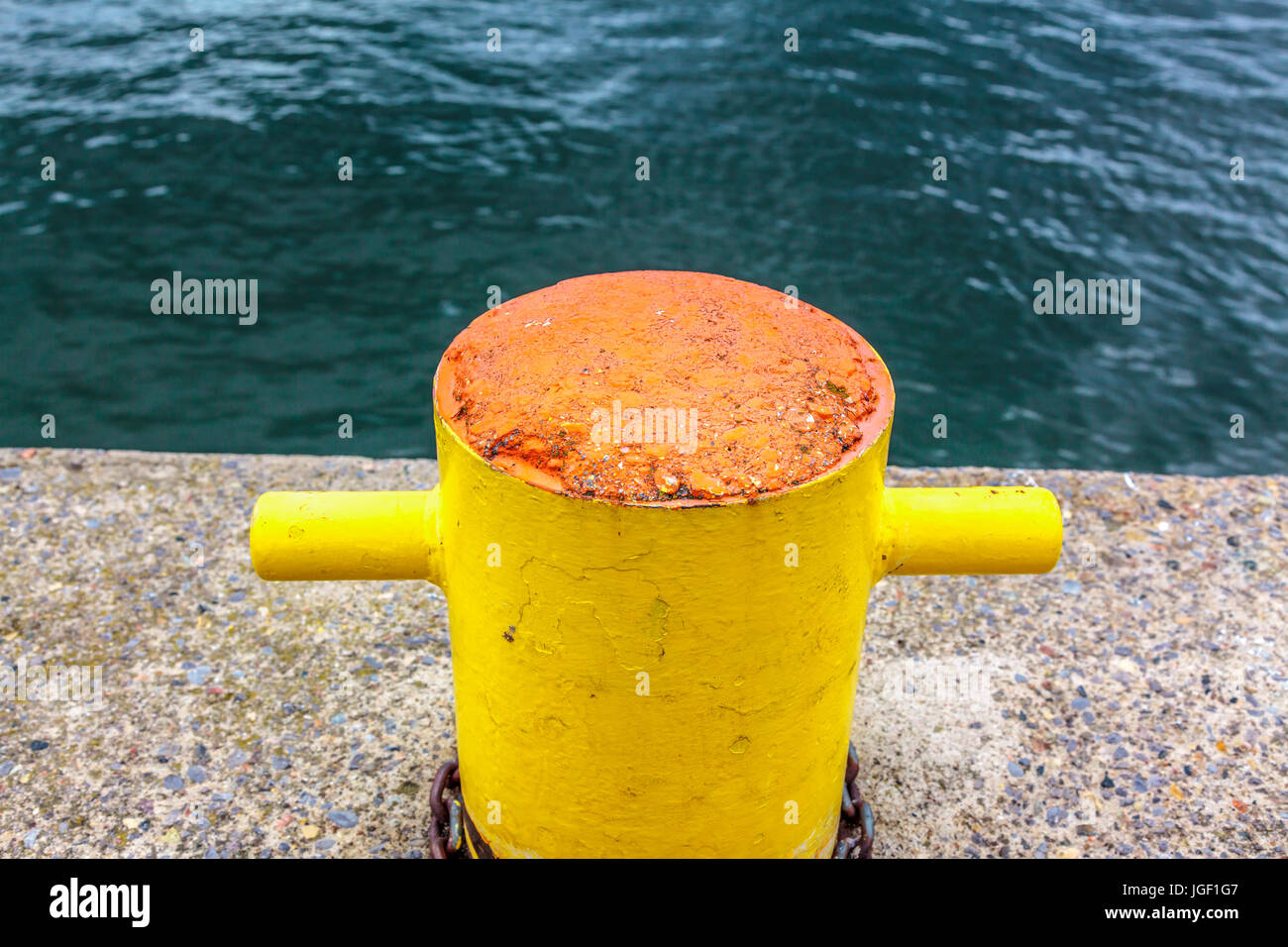 Yellow chain quay hi-res stock photography and images - Alamy